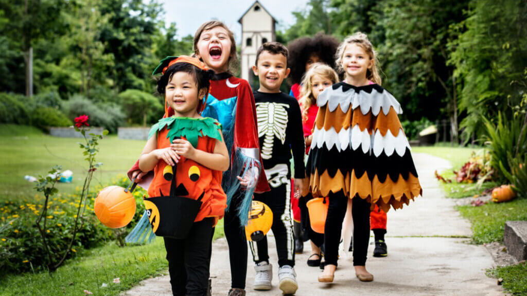 Teaching With Gestures At Halloween - Super Simple