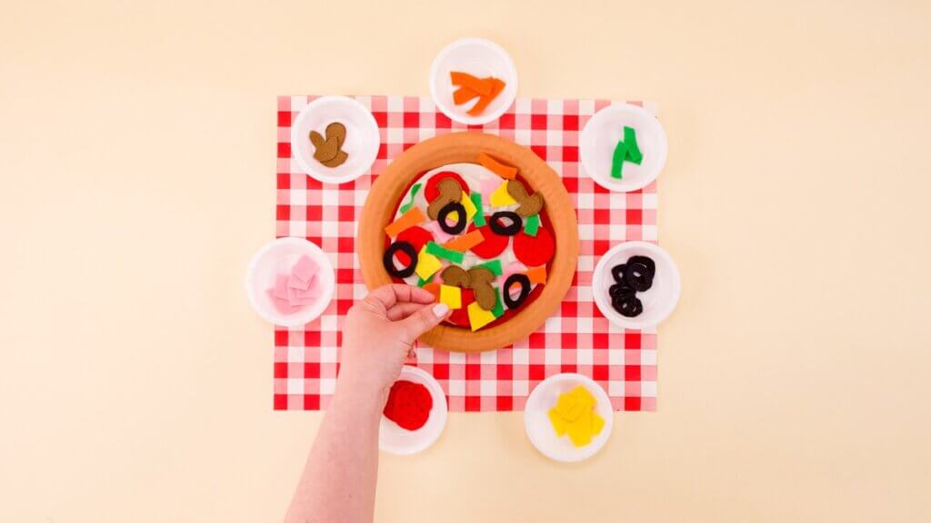 Felt Pizza Craft & Activity - Super Simple