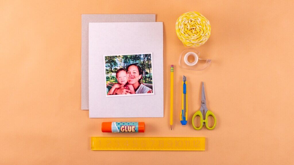 Yarn-Wrapped DIY Frame - Super Simple