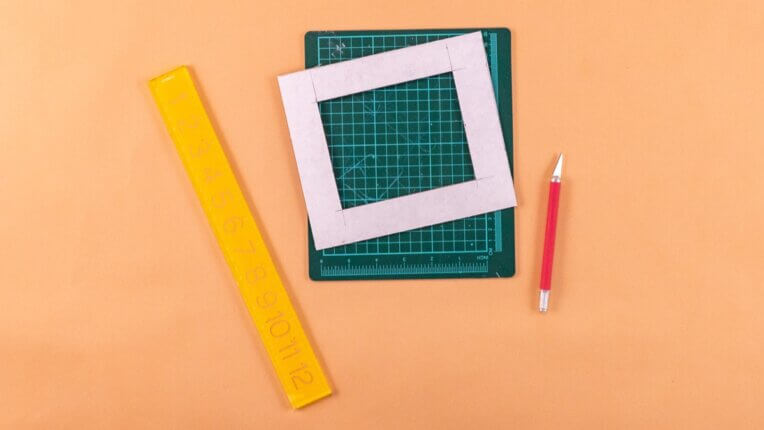 Yarn-Wrapped DIY Frame - Super Simple