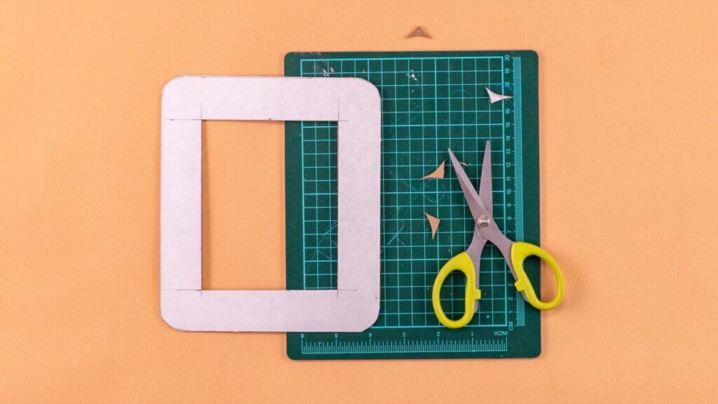 Yarn-Wrapped DIY Frame - Super Simple