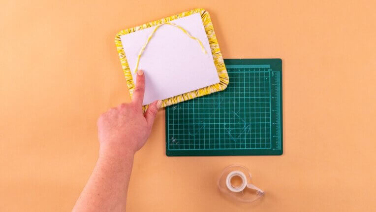 Yarn-Wrapped DIY Frame - Super Simple