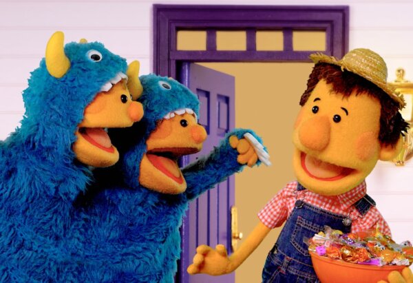 Tobee Goes Trick or Treating - Super Simple